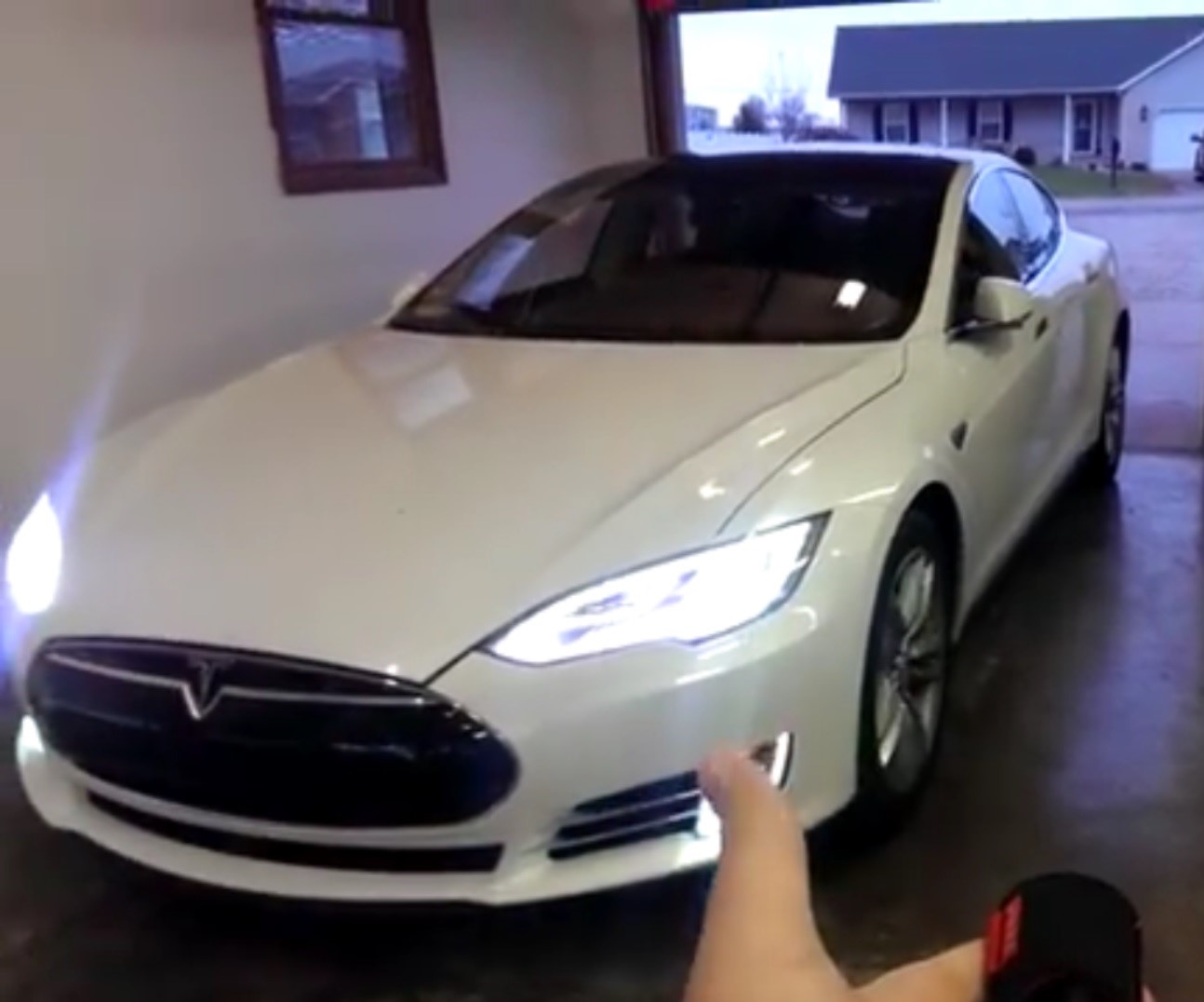 Tesla adds a new magic spell: Summon your car – Cosmic Log